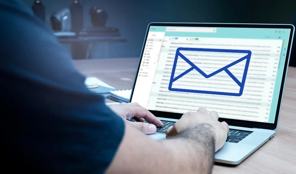 Texting vs Email: The Ultimate Guide | JustCall Blog